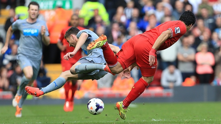 Luis Suarez injury brings death threats for Newcastle’s Paul Dummett ...